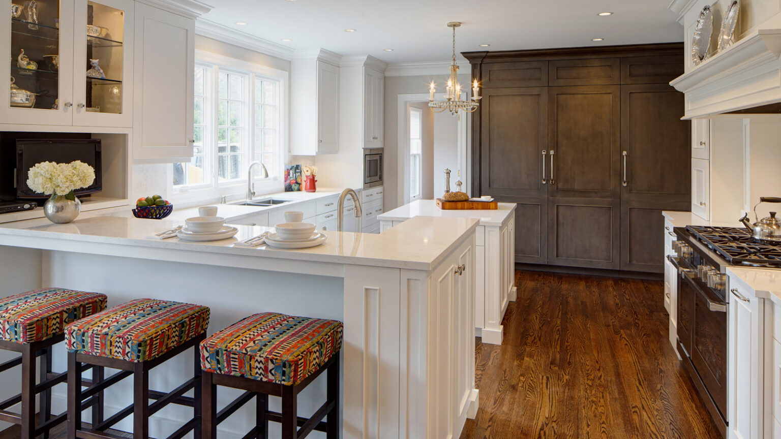 Flowing and Functional Kitchen - Lake Forest - Drury Design